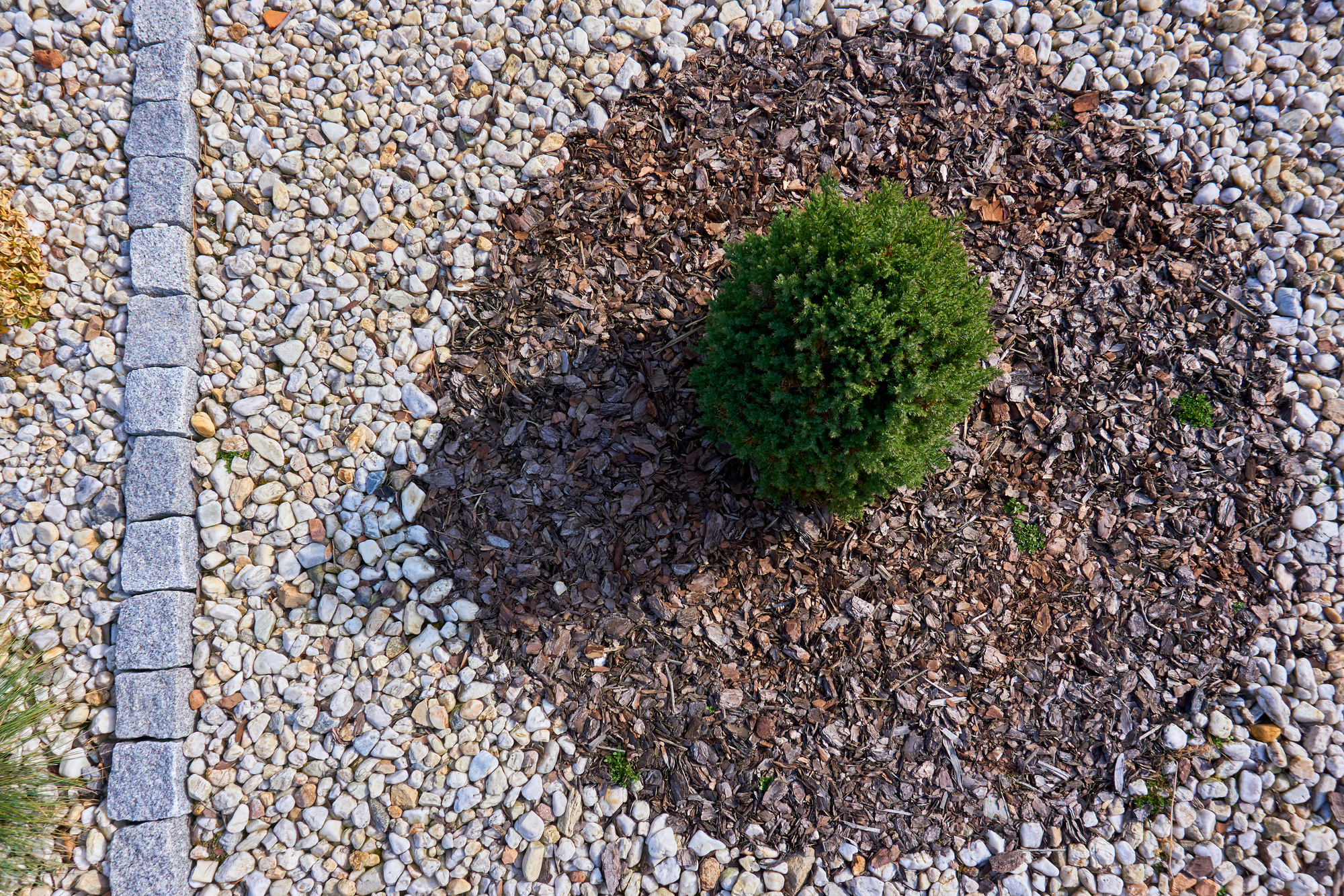 Choosing Rock vs Mulch For Home Landscaping